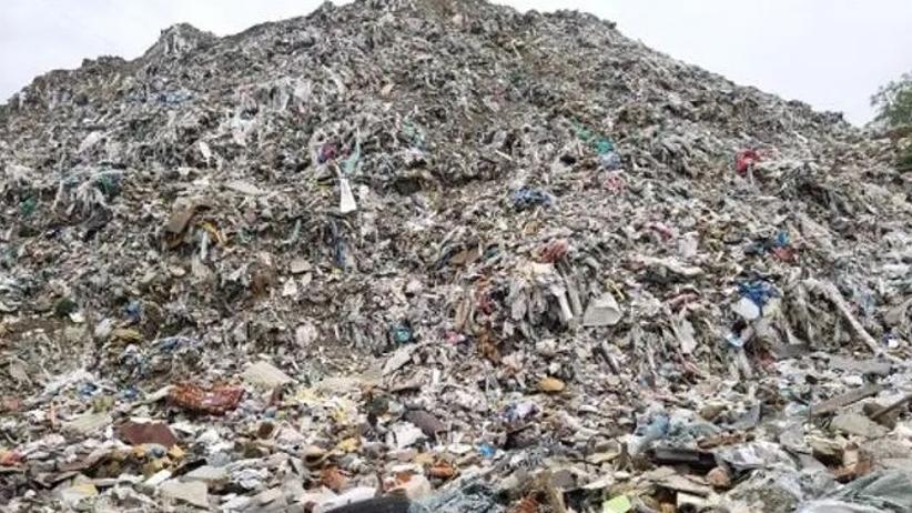 垃圾堆成十几米高的“山” 多地发现“跨省倒垃圾” - 西部网（陕西新闻网）